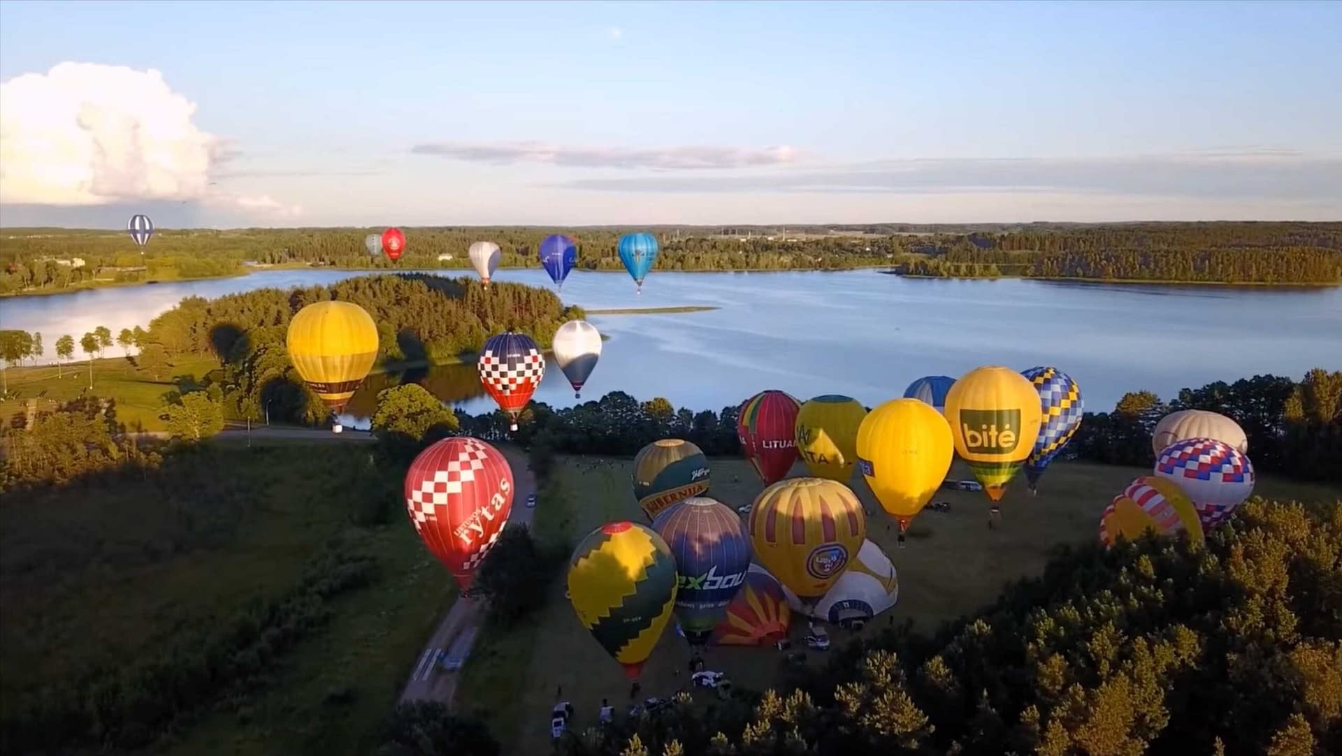 Skrydis Oro Balionu virš Vilniaus, Trakų pilies ar kitų mietų.
